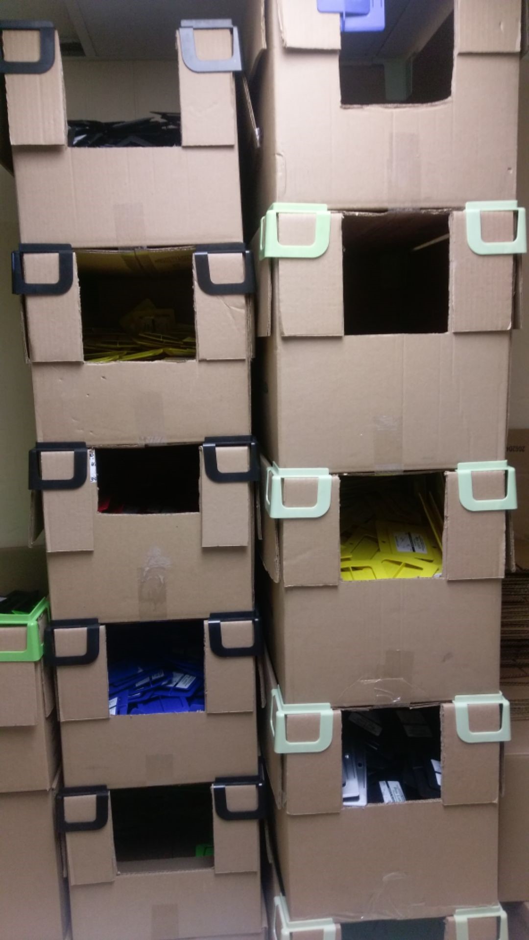 Clip & Stack Lowers and Raises A Flap - Made By - Box Latch Products